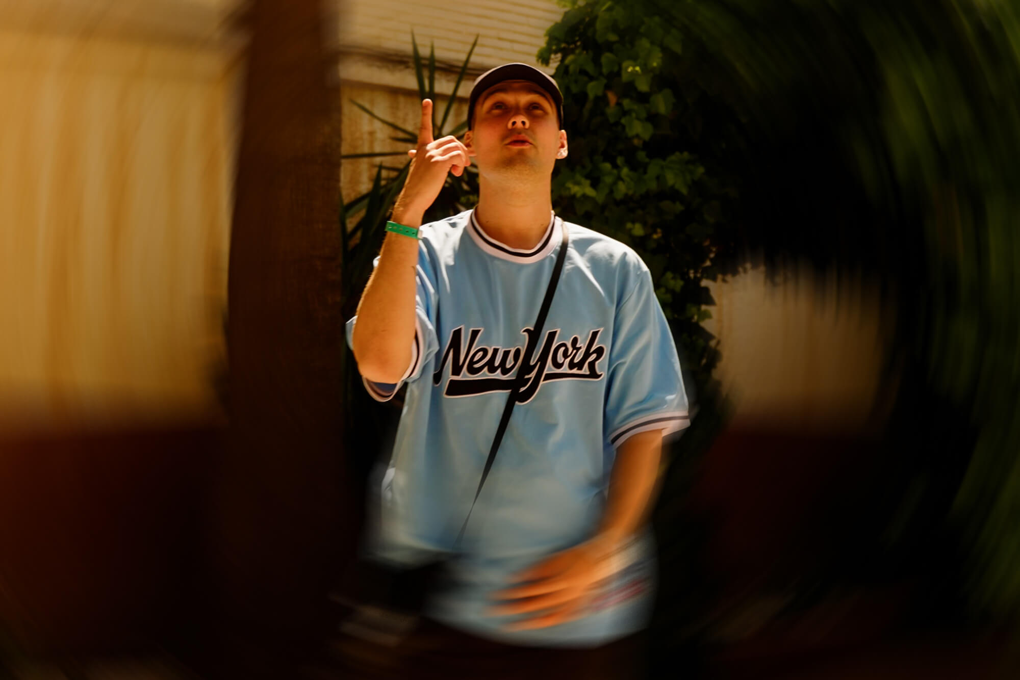 AHTI JULKAISI UUDEN SINGLEN 100% – Warner Music Finland